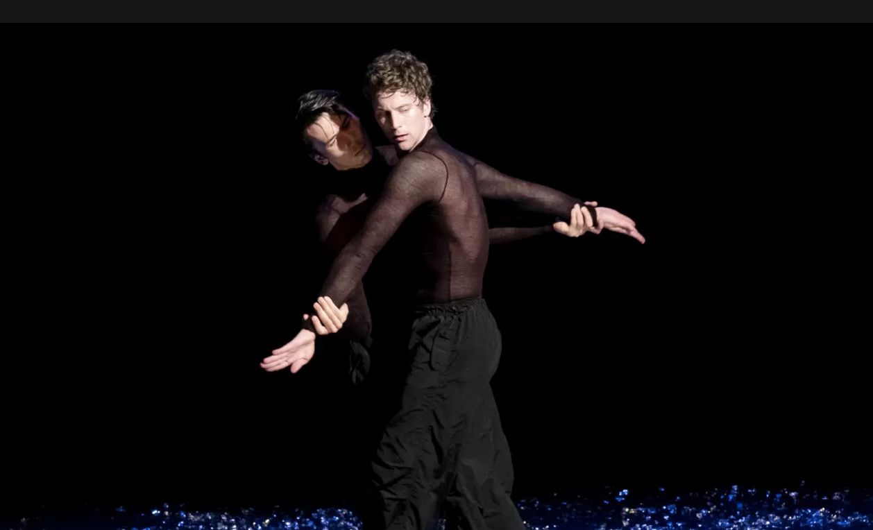 In the absence: James Pett e Travis Clausen-Knight